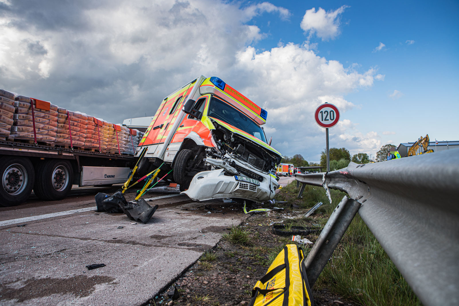 Auf Autobahn! - LKW kracht auf Rettungswagen - Mehrere verletzte ...