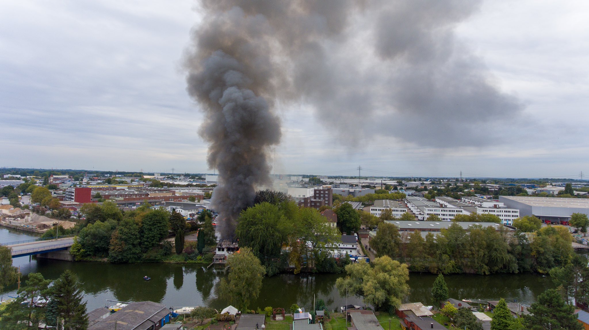 Autowerkstatt im Vollbrand - Feuerwehr Hamburg löscht erneut mit ...